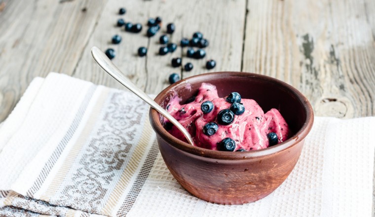Recept: Gezond ijs van banaan, blauwe bessen en aardbei - Kookpraatjes