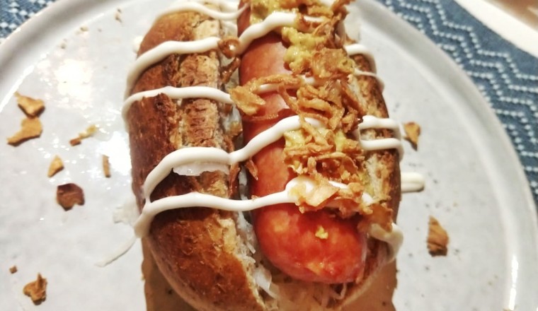 Broodje rookworst met zuurkool, mosterd, mayo en gebakken uitjes ...