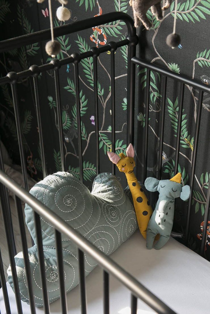De babykamer vol jungle behang van Amanda - INTERIOR JUNKIE