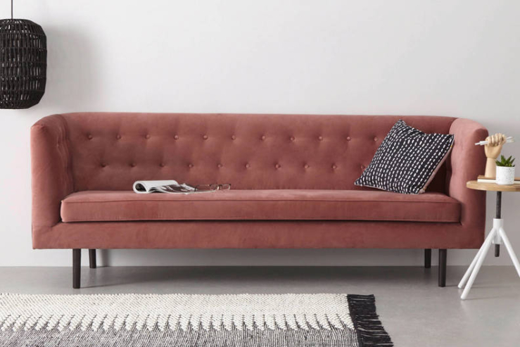 Kleur bekennen met een roze bank in huis - INTERIOR JUNKIE